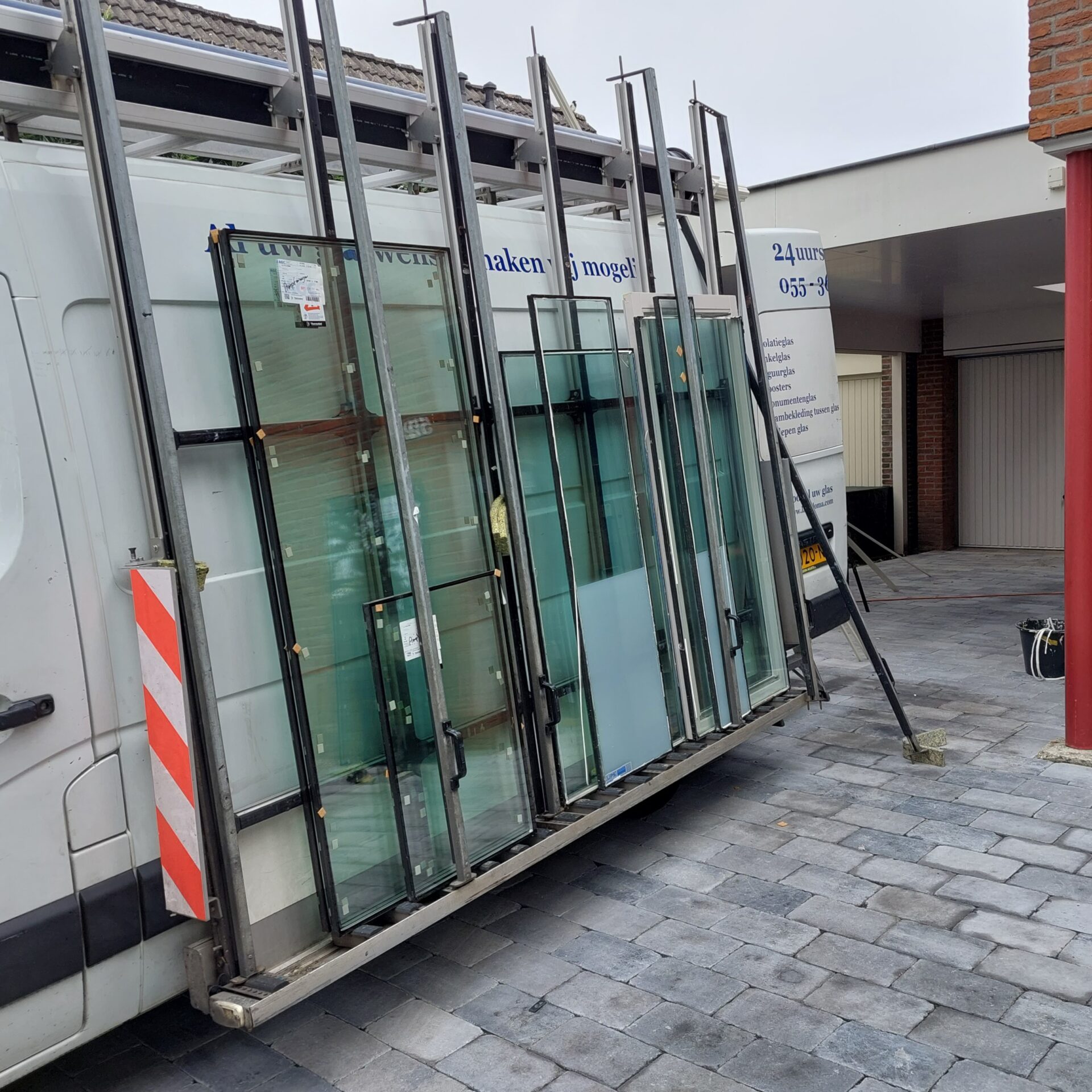 Plaatsen van glas volgens vastgestelde richtlijnen • SchildersVAK.nl